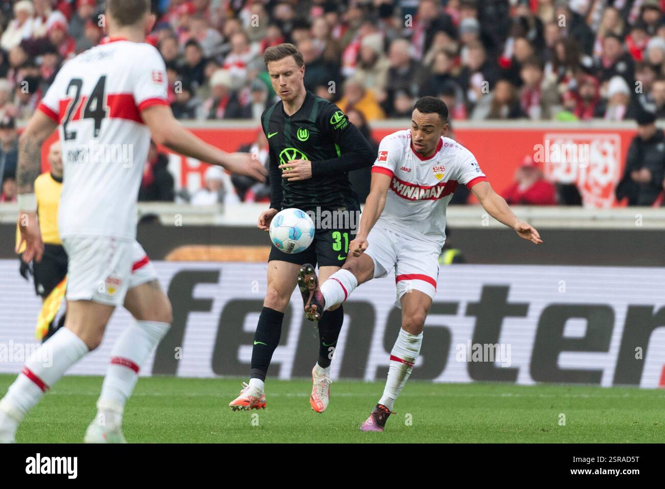 v. li. im Zweikampf Yannick Gerhardt (VFL Wolfsburg, #31) Jamie ...