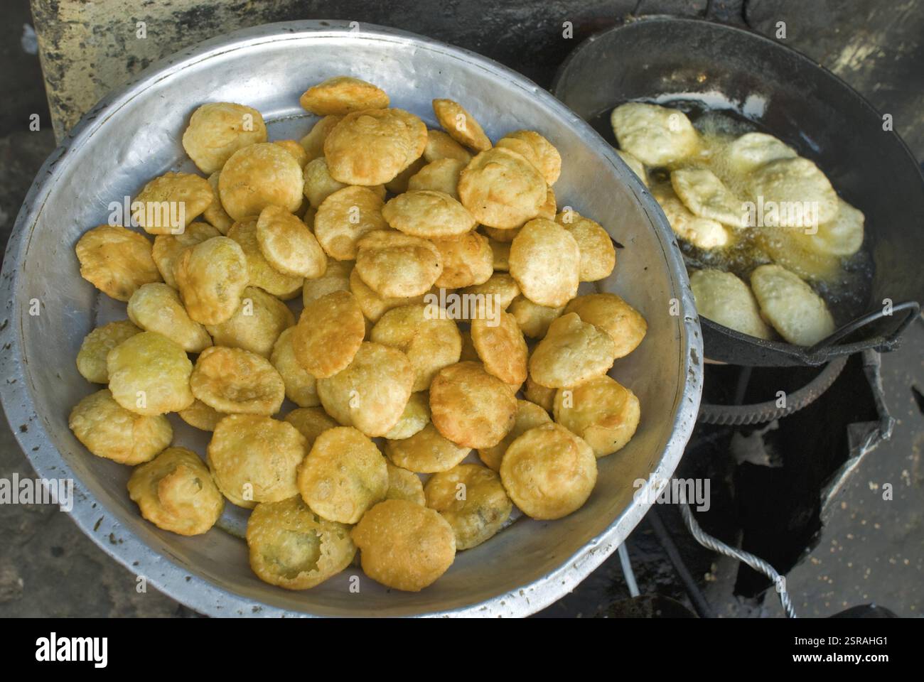 Puri prepared being fried, Mirpur road, Dhanmondi, Dhaka, Bangladesh ...