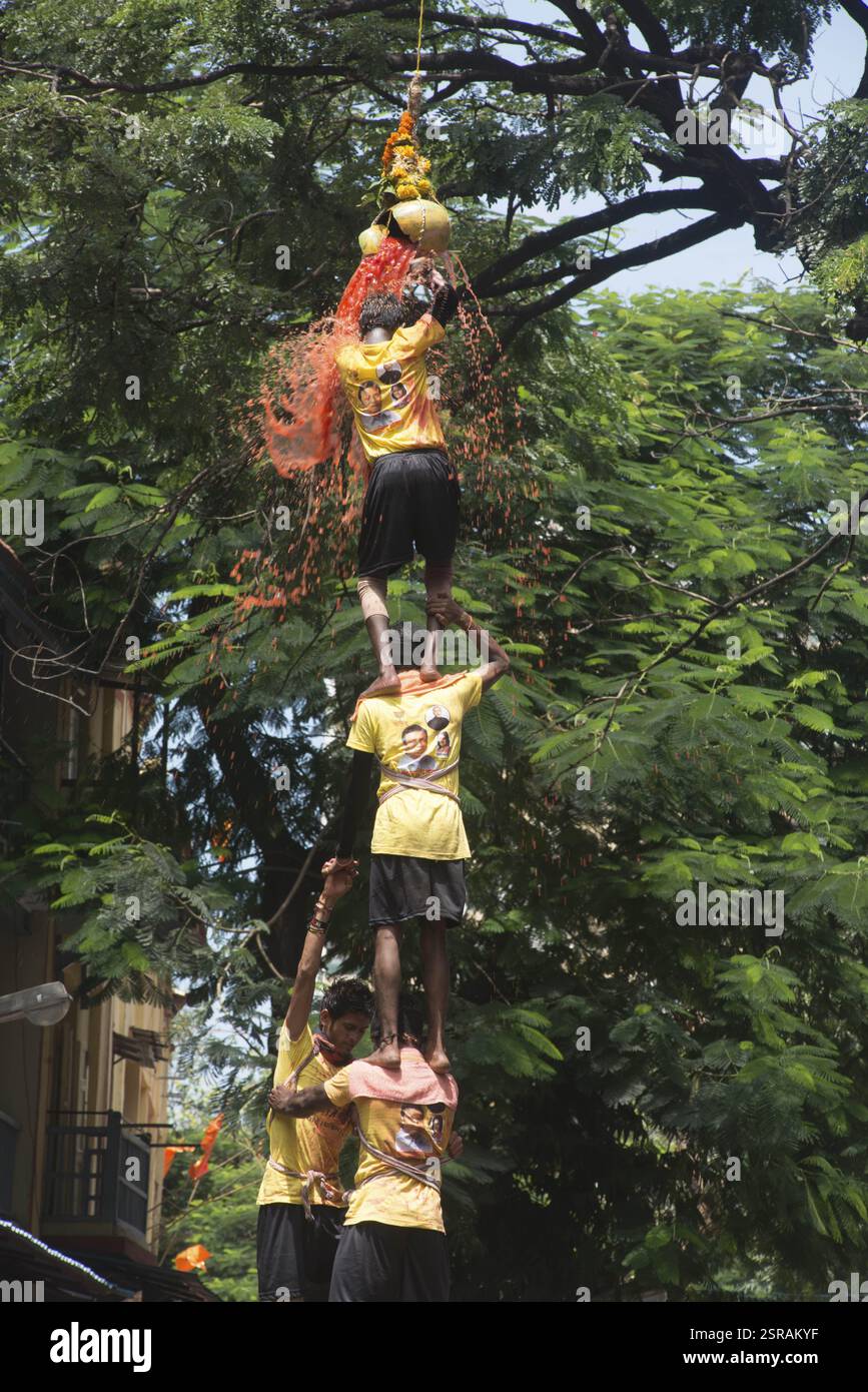 Human pyramid broken dahi handi, mumbai, maharashtra, india, asia Stock ...