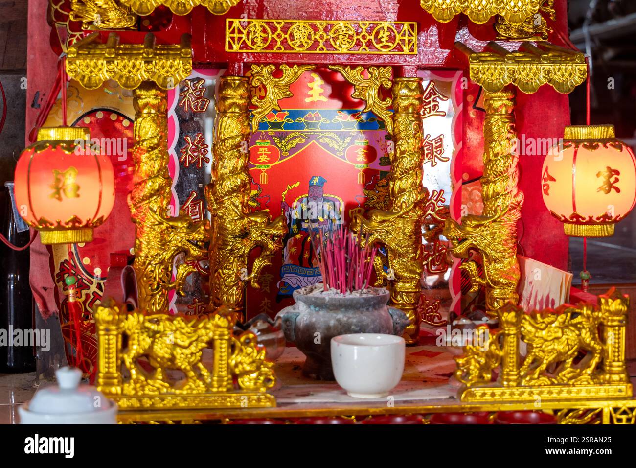 Chinese altar hi-res stock photography and images - Alamy