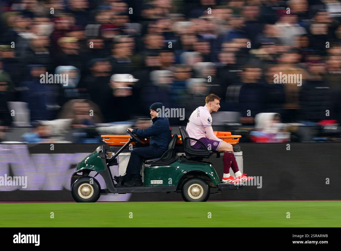 Sepp van den berg injury hi-res stock photography and images - Alamy