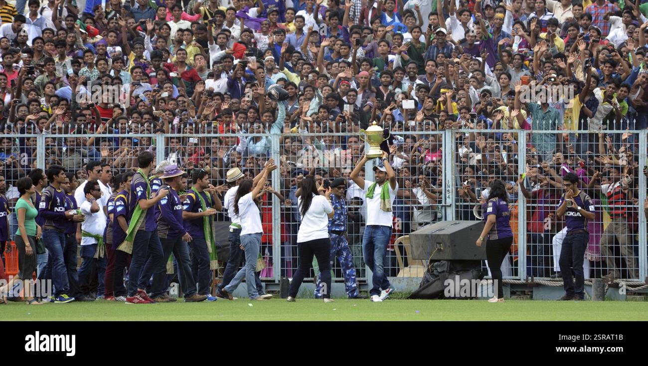 Kolkata Knight Riders team members celebrate team's owner Bollywood ...