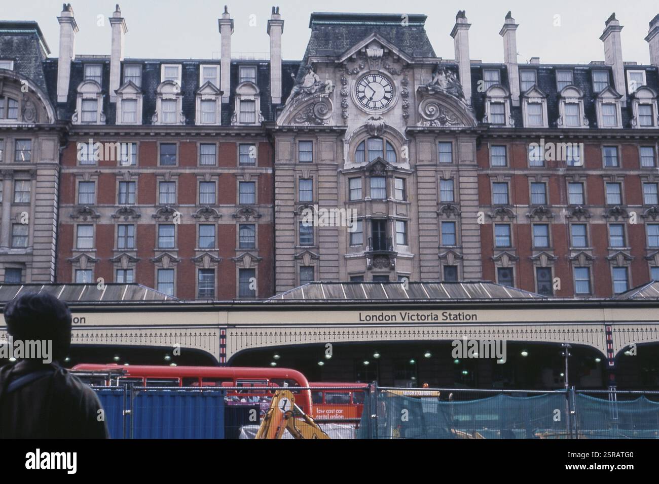 Victoria station london england photograph hi-res stock photography and ...