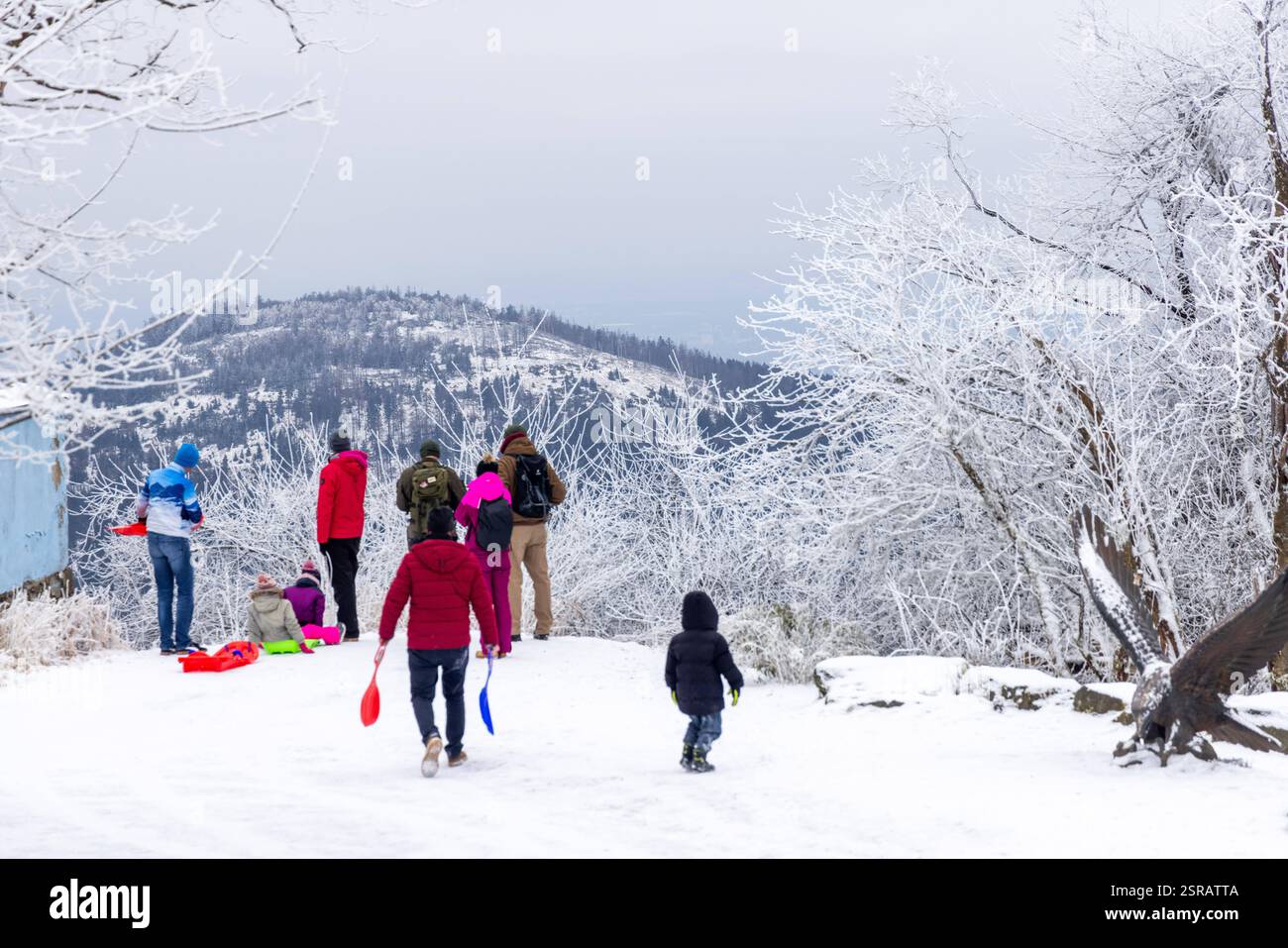 Wintertag im Taunus Einige Besucher sind auf dem winterlichen Gipfel ...