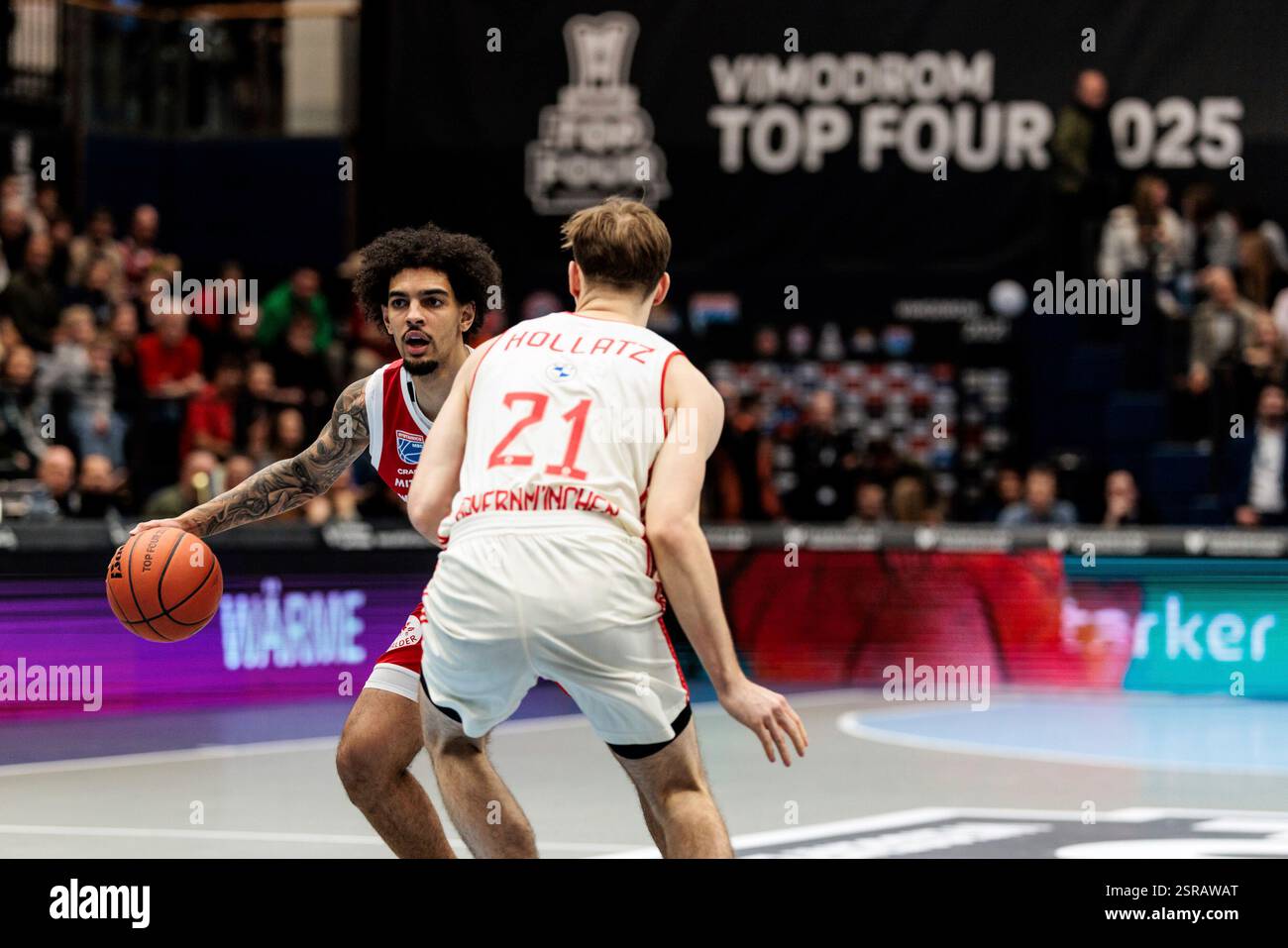 Weissenfels, Deutschland. 15th Feb, 2025. Michael Devoe (Syntainics MBC, 0) am Ball, Justus ...