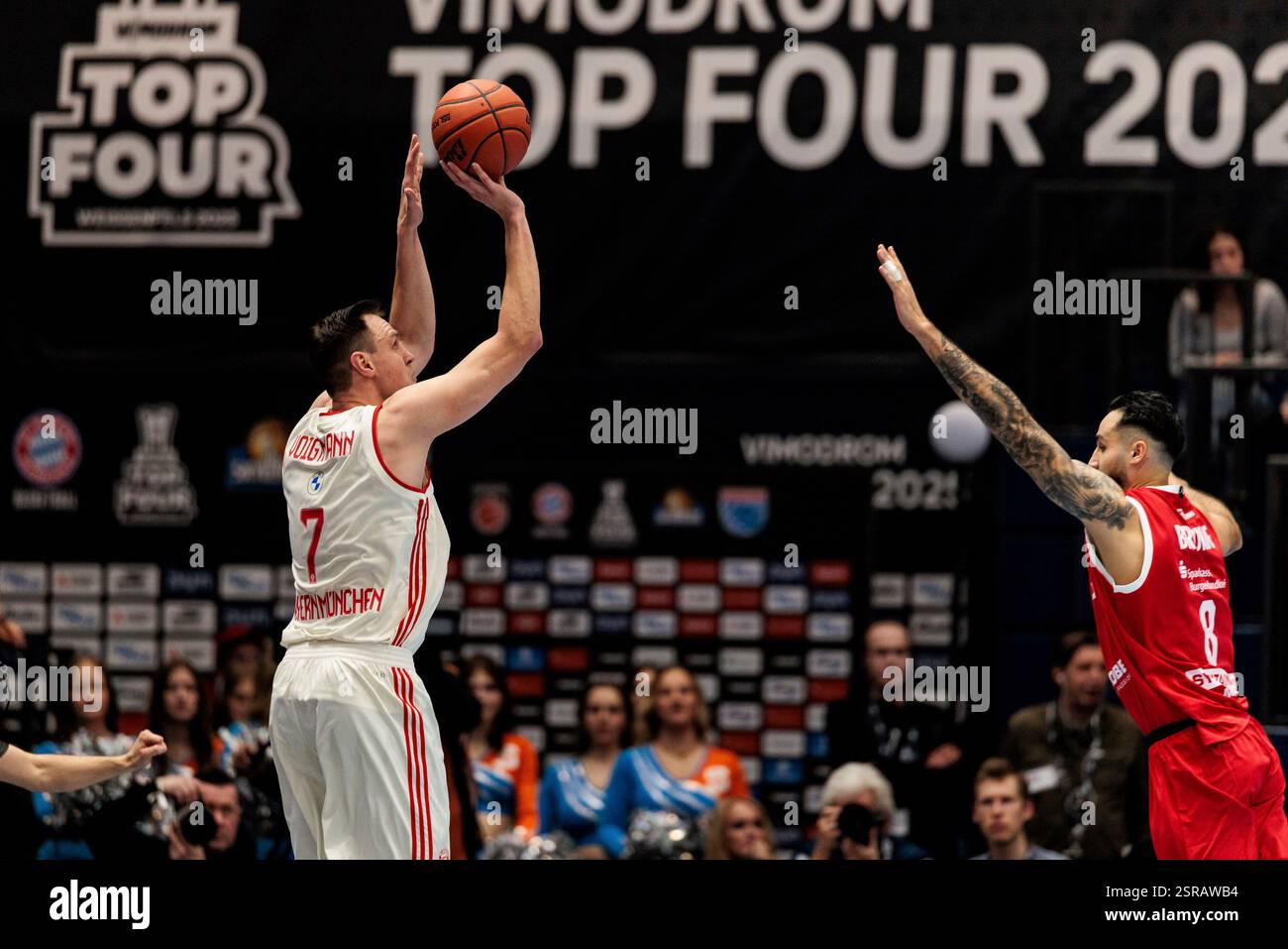 Weissenfels, Deutschland. 15th Feb, 2025. Johannes Voigtmann (FC Bayern M?nchen, 7) im Wurf ...