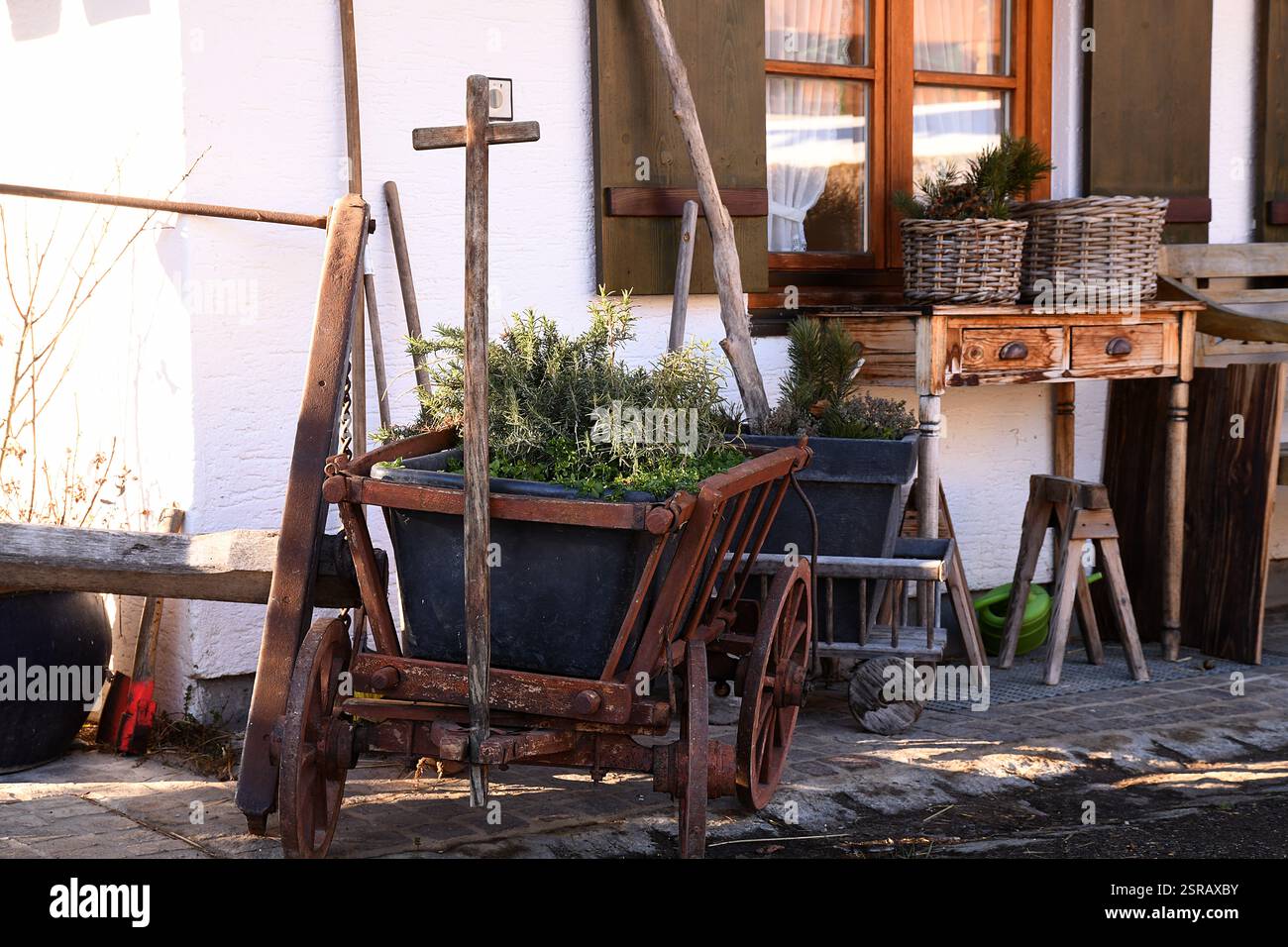 The photos show an old wooden cart Stock Photo - Alamy