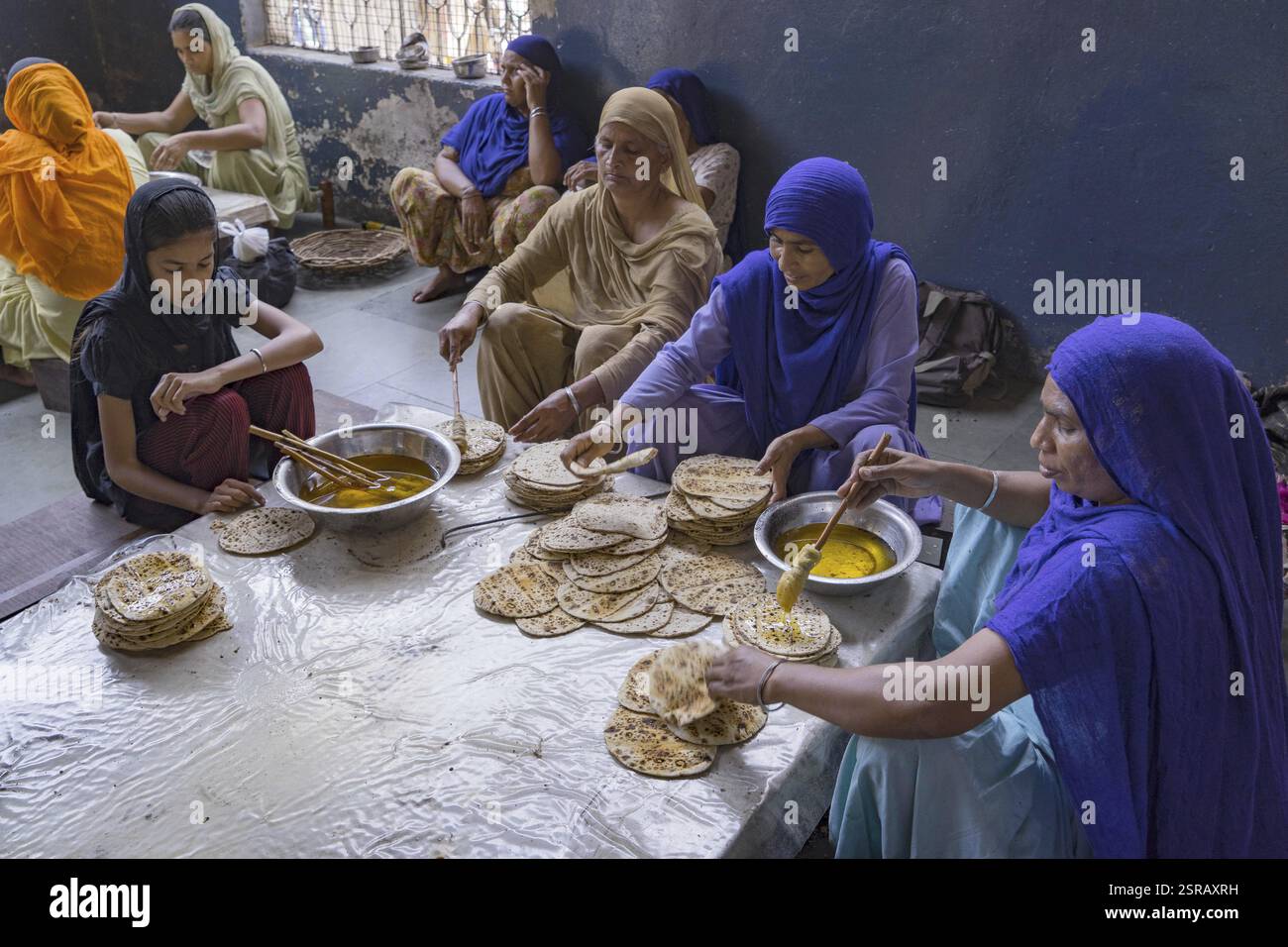 People applying ghee on chapatti, Golden Temple, Amritsar, punjab ...