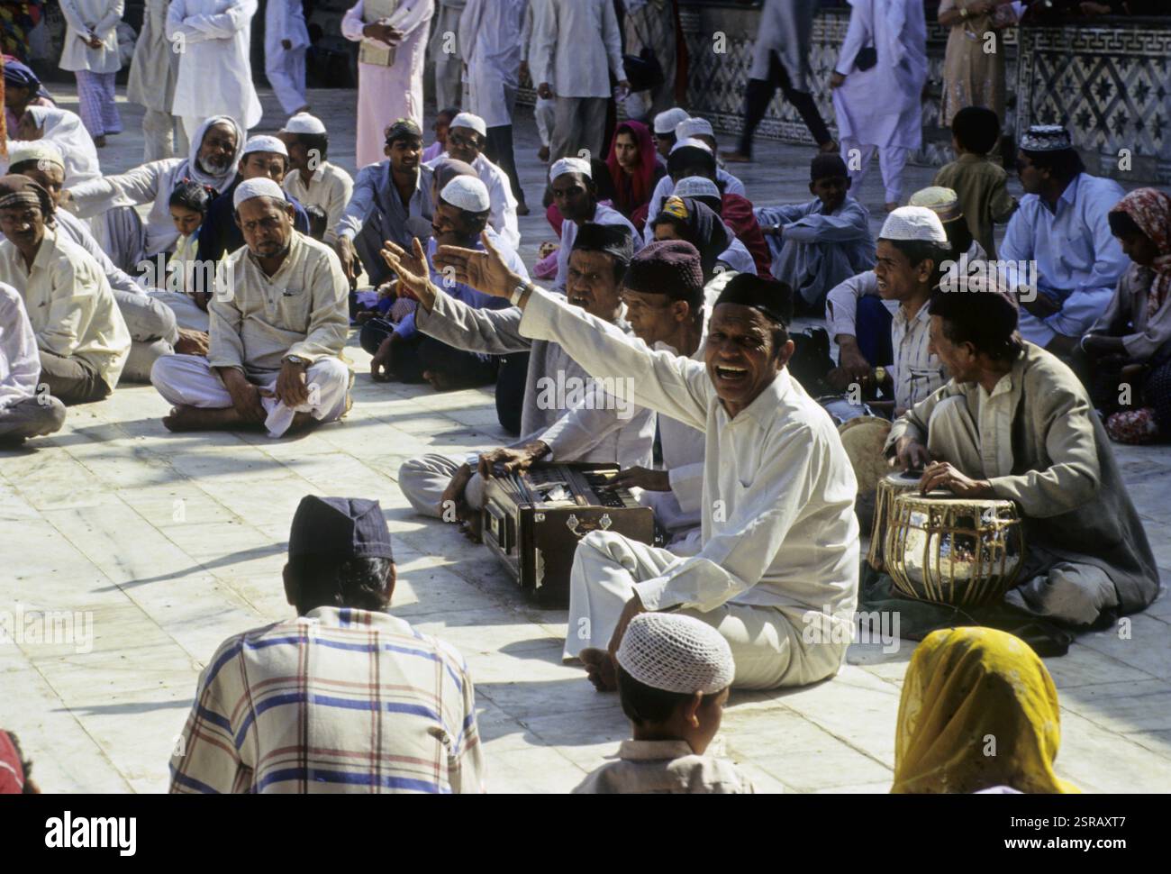 Qawwali at dargha ajmer, rajasthan, india Stock Photo - Alamy