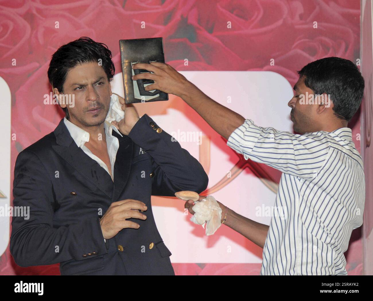 Bollywood actor Shahrukh Khan enacts his train scene during Lux Chennai ...