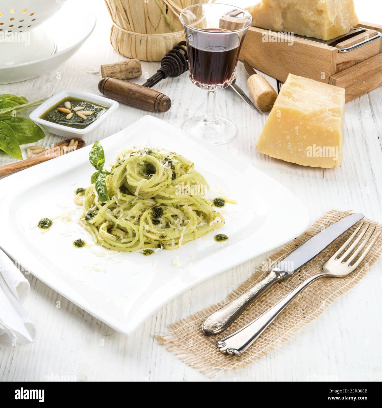 Spaghetti pasta pesto food hi-res stock photography and images - Alamy
