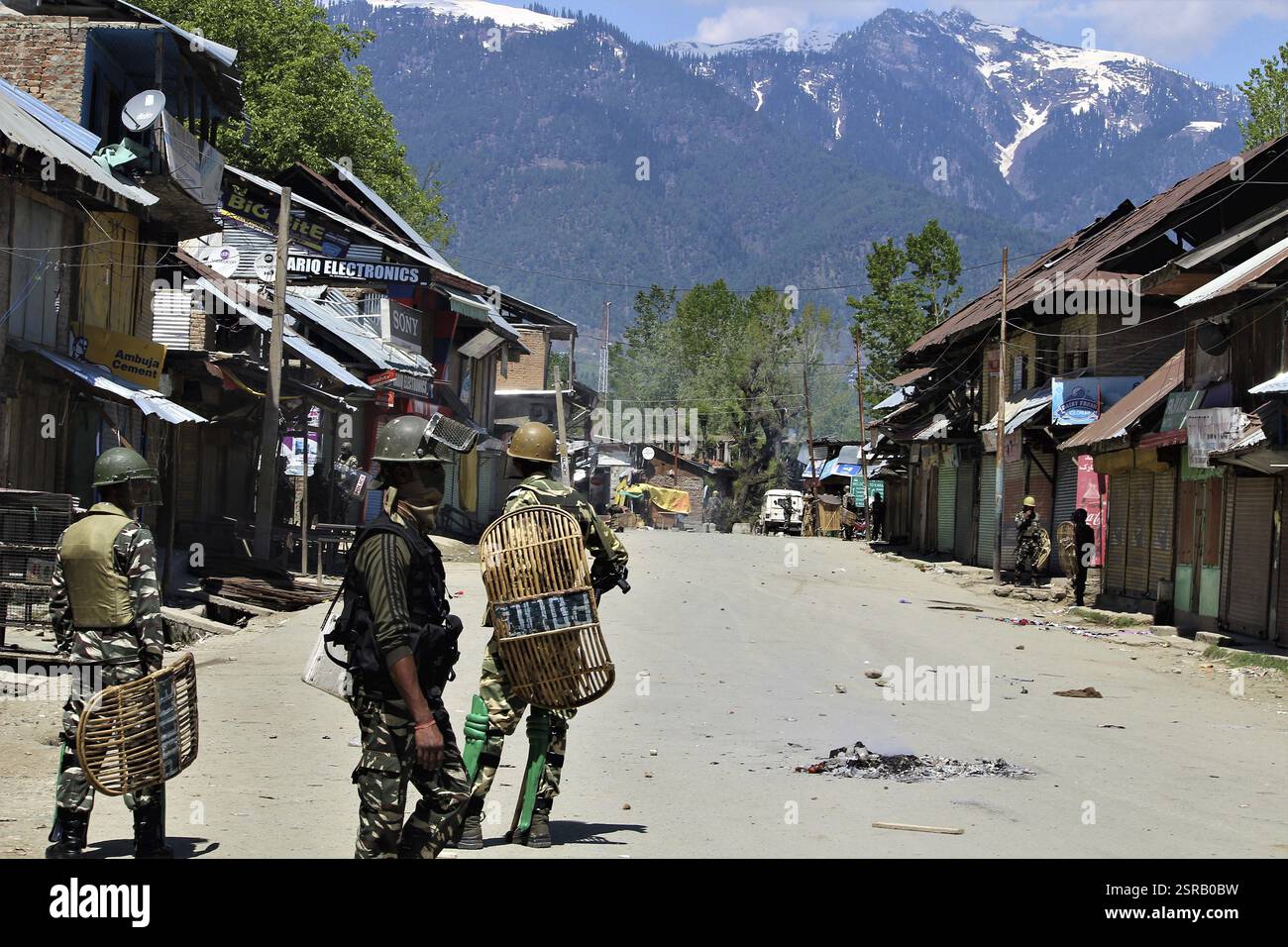 Policemen with automatic rifle in Sopore area, Kashmir, India, Asia ...