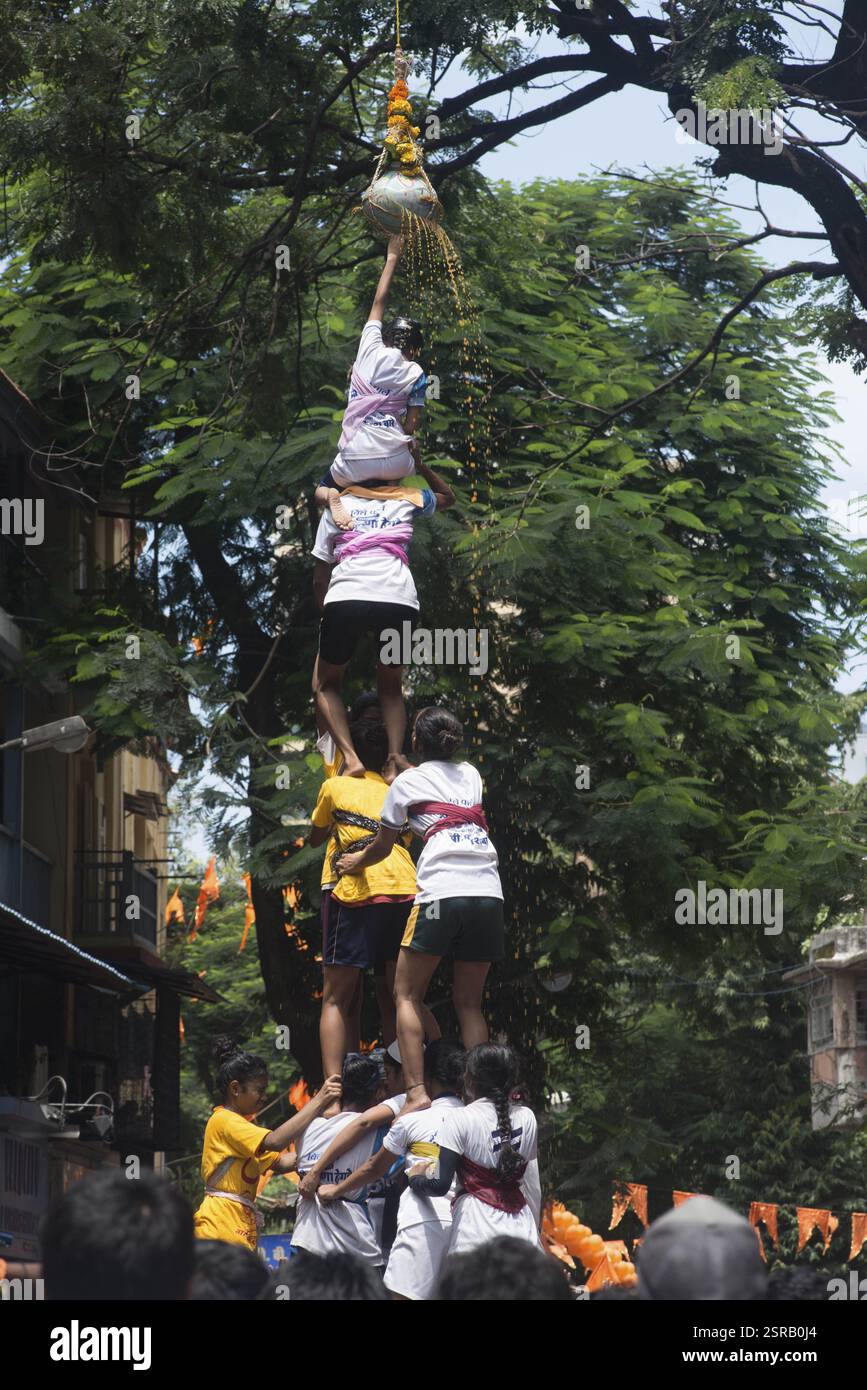 Human pyramid broken dahi handi, mumbai, maharashtra, india, asia Stock ...