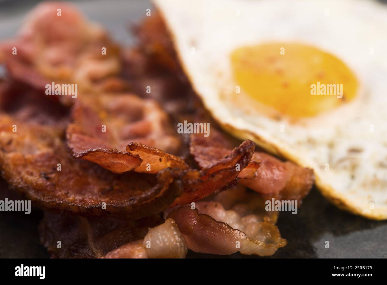 Fried eggs bacon rashers hi-res stock photography and images - Alamy