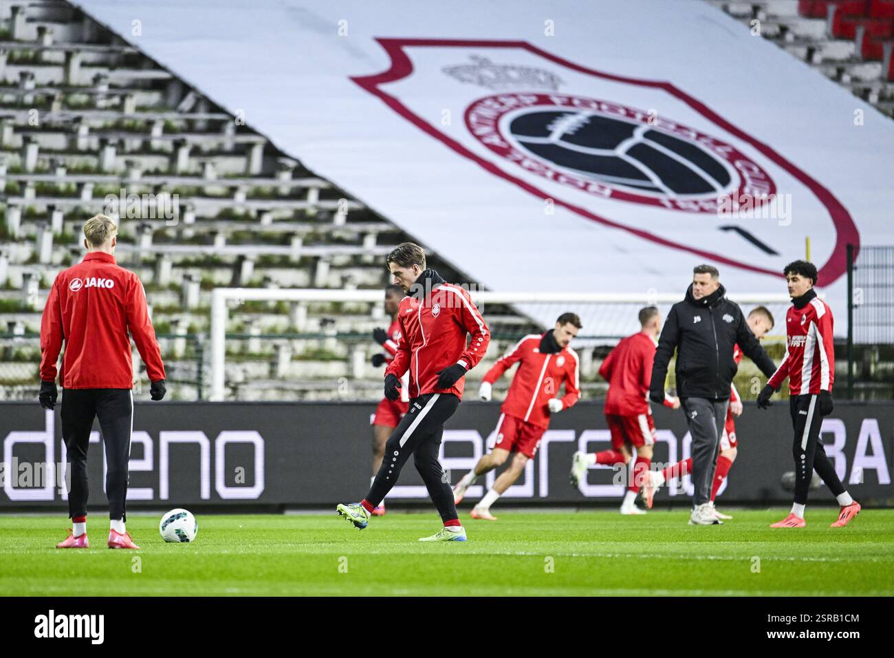 Antwerp, Belgium. 15th Feb, 2025. Antwerp's Dennis Praet pictured before a soccer match between ...