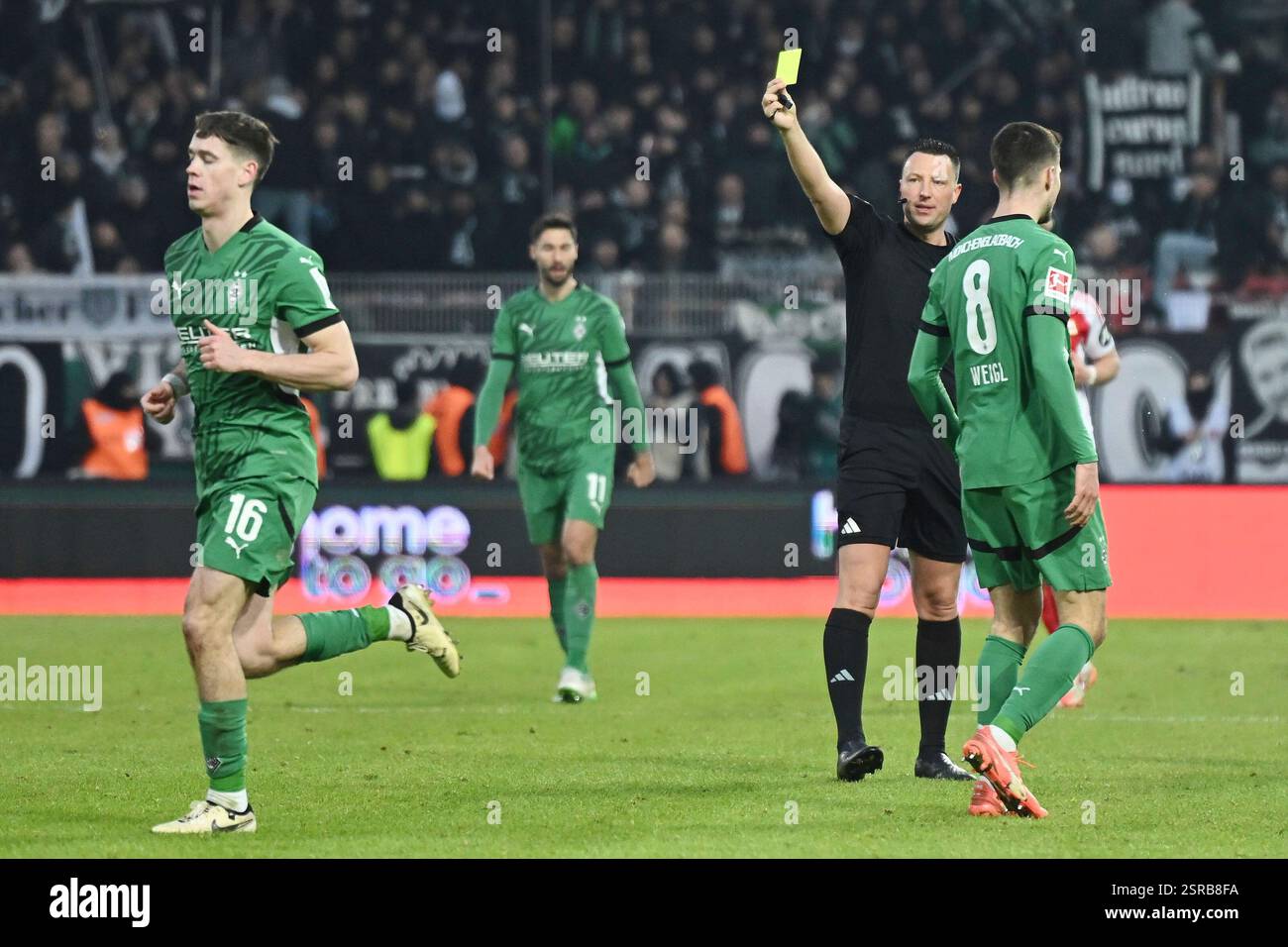 Berlin, Deutschland. 15th Feb, 2025. Gelbe Karte für Philipp Sander ...