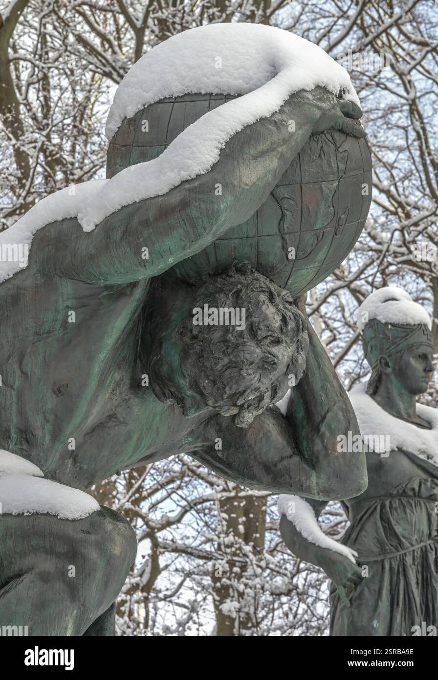 Figur des Atlas, Winter, Schnee, Bismarck Nationaldenkmal, Großer Stern ...
