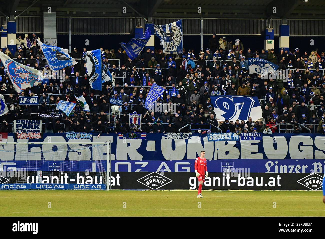 ABD0158 20250215 - LINZ - ÖSTERREICH: Fans des FC Blau-Weiß Linz am ...