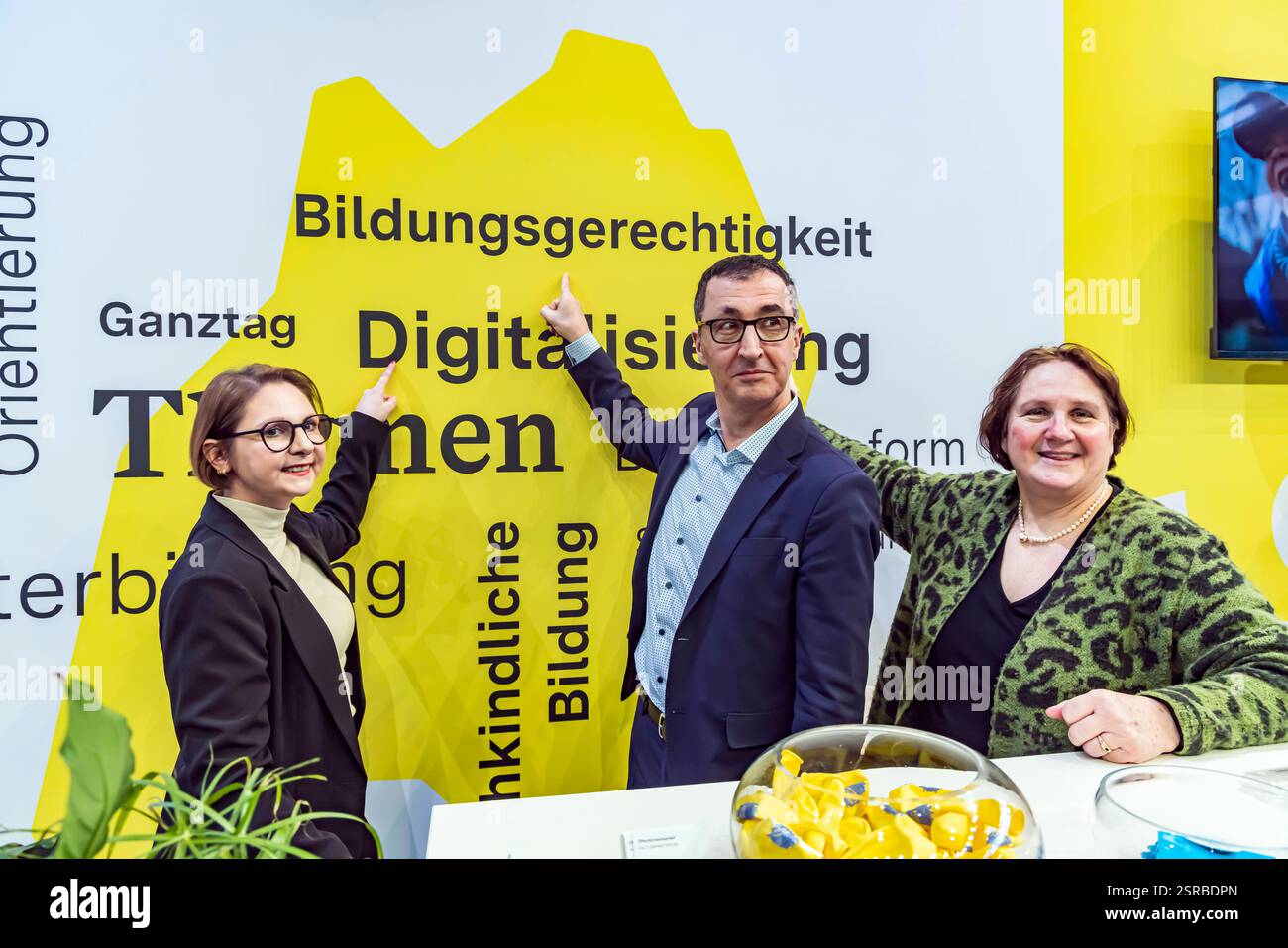 Bildungsminister Cem Özdemir besucht in Stuttgart Europas größte ...