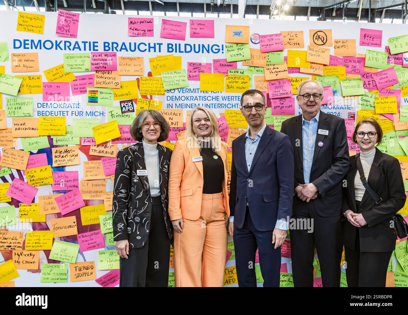 Bildungsminister Cem Özdemir besucht in Stuttgart Europas größte ...