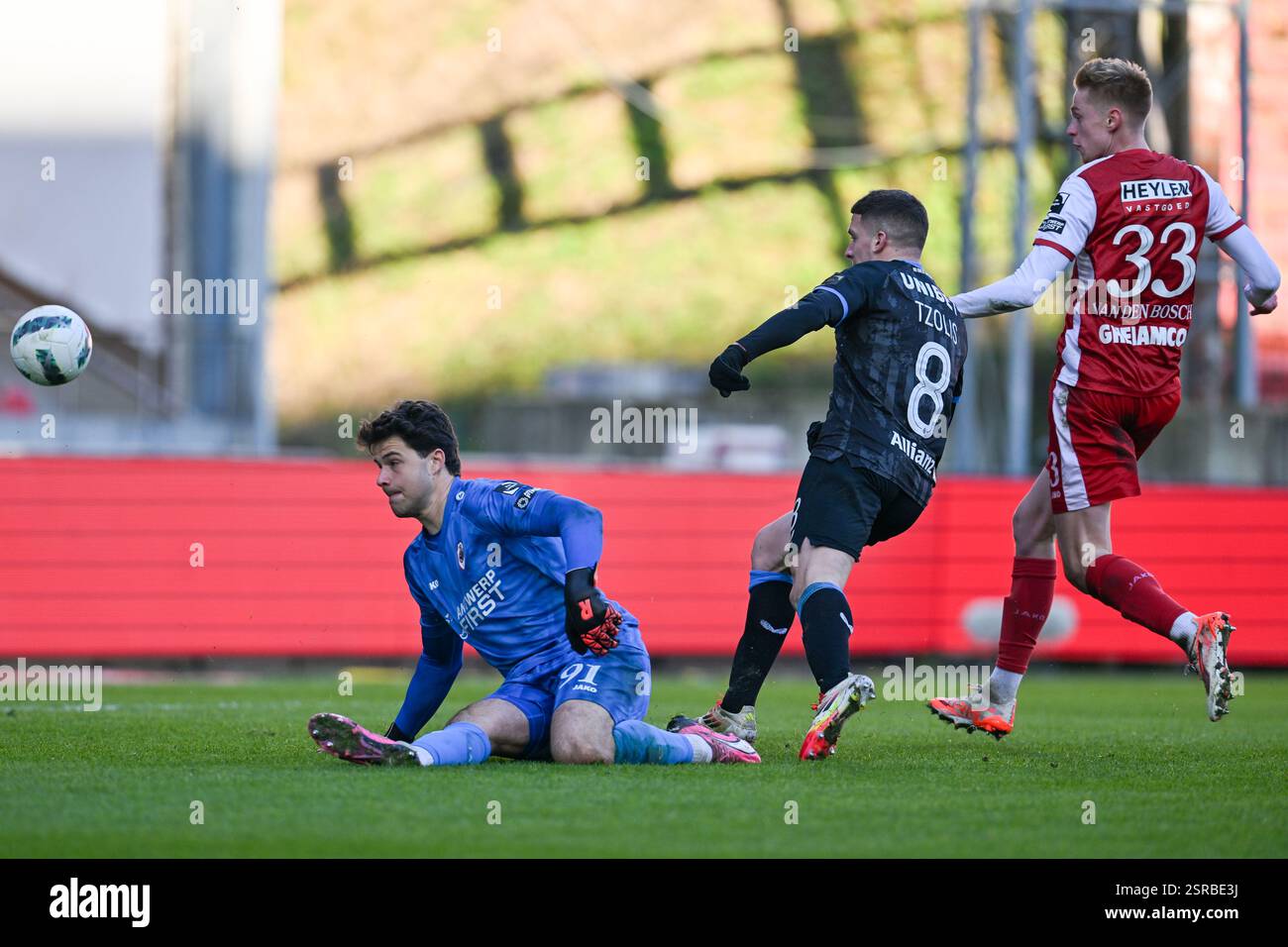 Antwerpen, Belgium. 02nd Feb, 2025. goalkeeper Senne Lammens (91) of Antwerp fighting for the ...