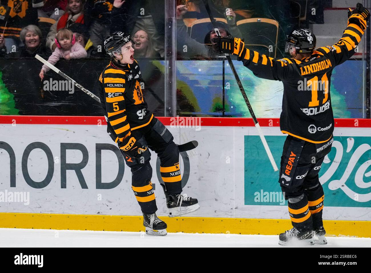 250215 Skellefteås Axel Sandin Pellikka och Max Lindholm jublar efter 1 ...