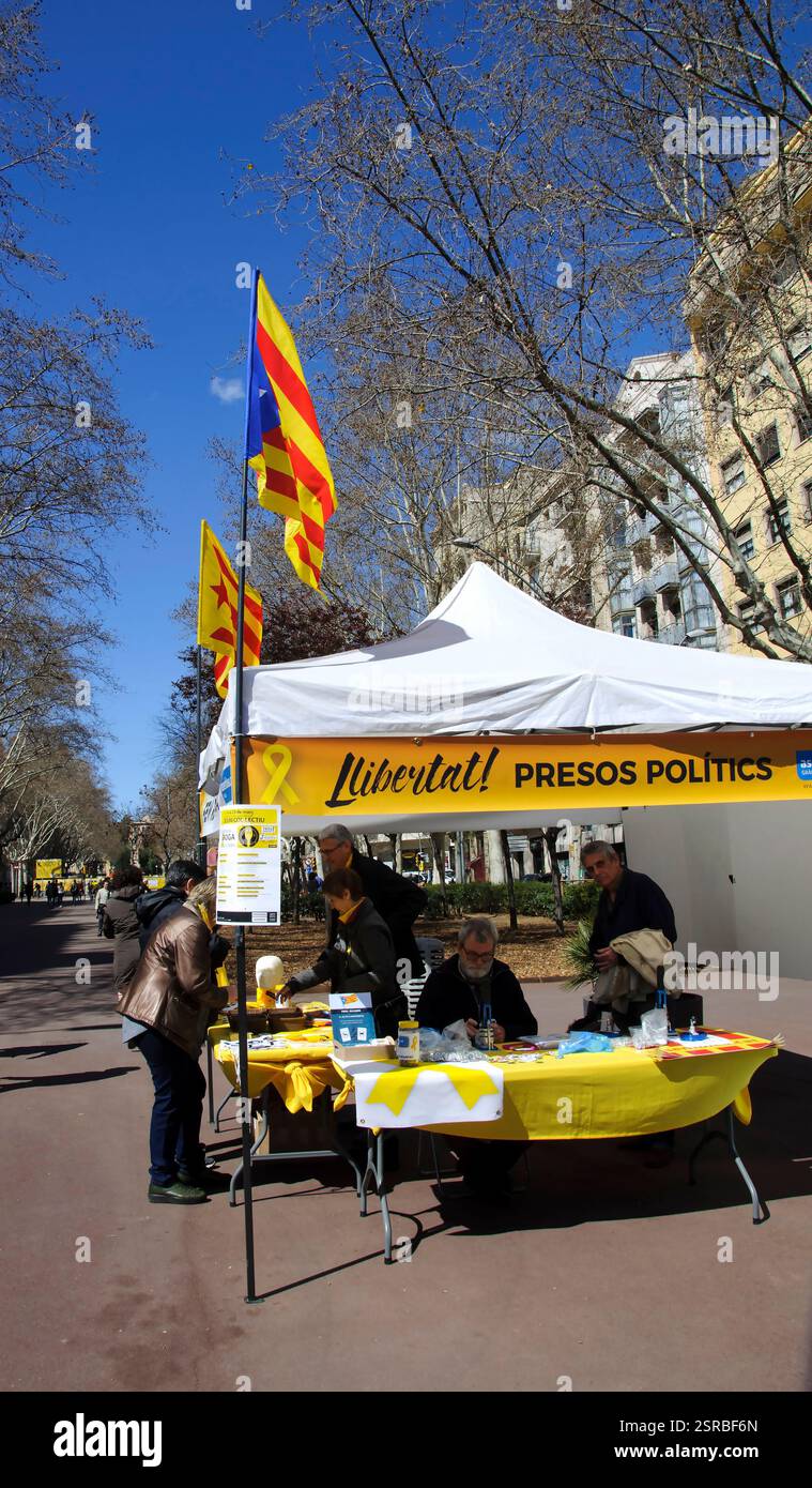 Catalan separatism stand in Paseo de San Juan, collecting signatures ...