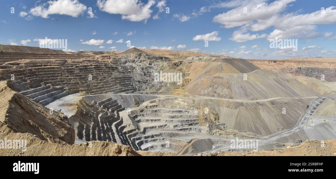 An open pit copper mine in southern Arizona Stock Photo - Alamy