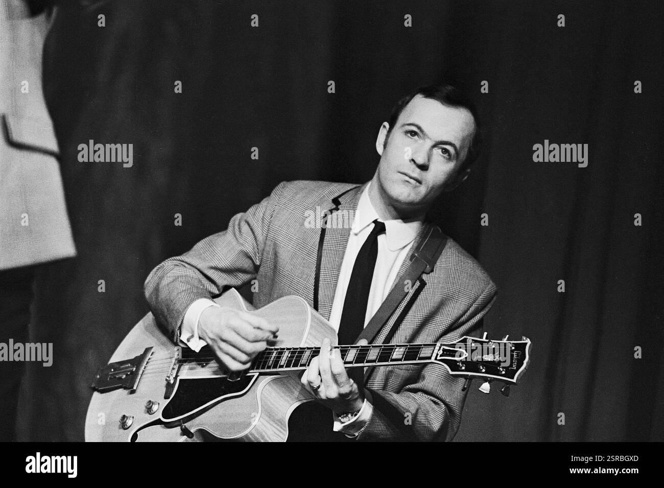 Der Gitarrist der Jazzband um den englischen Jazzklarinettisten und ...