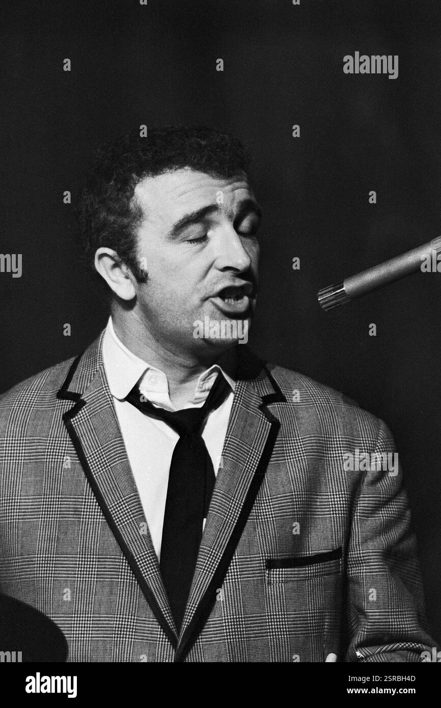 Der Schlagzeuger Ron McKay, Mitglied der Jazzband um den englischen ...