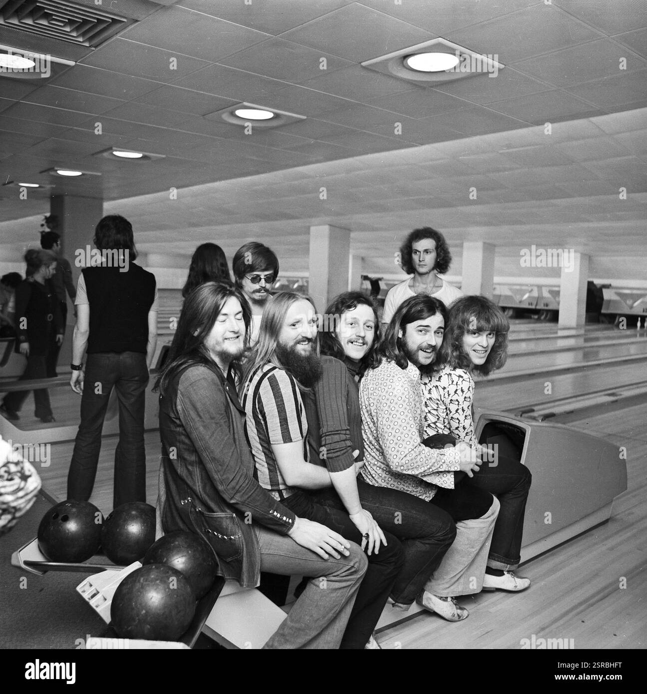 Die Mitglieder der ungarischen Rock-Band Omega beim Bowling in Ost ...