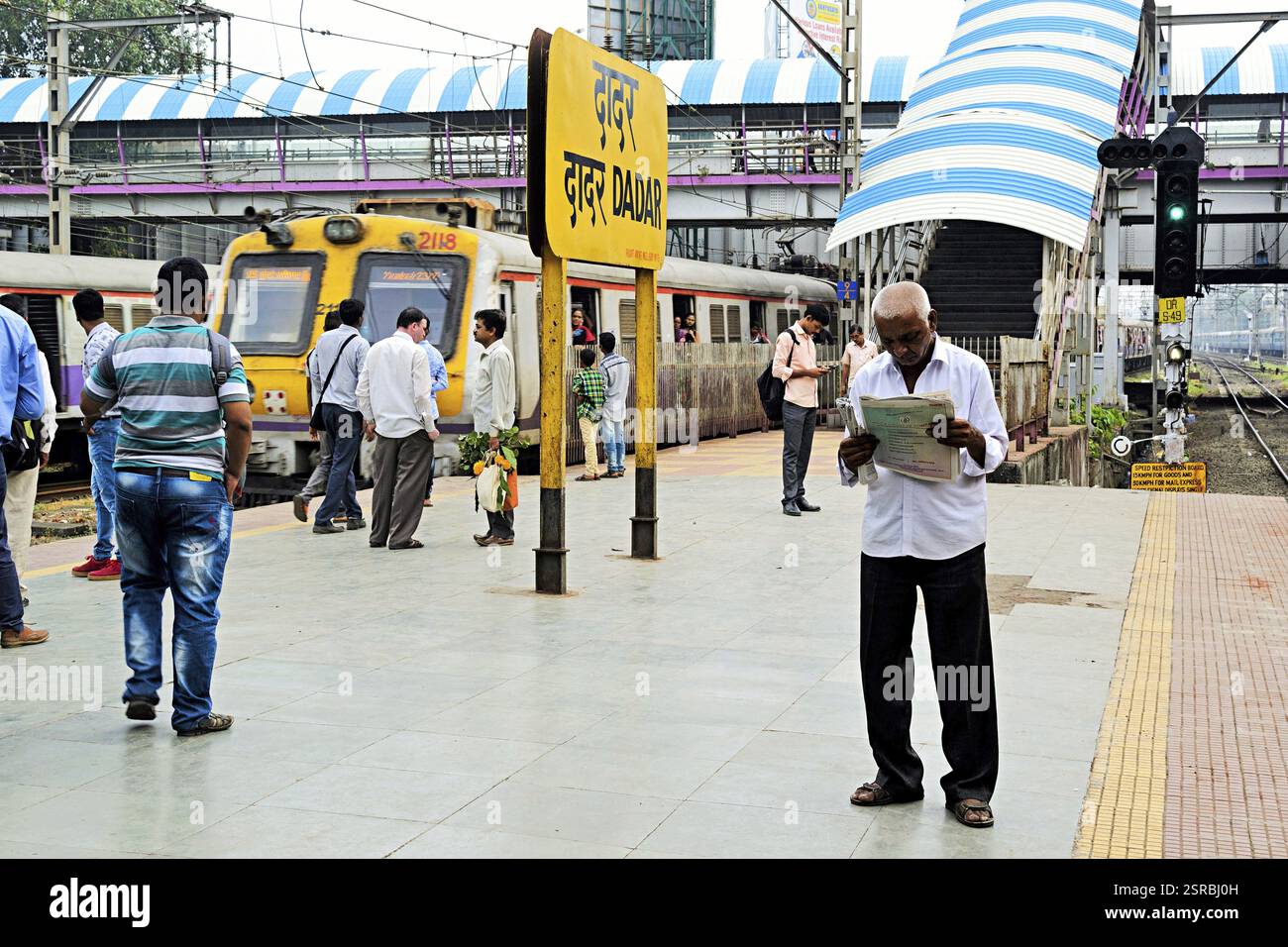 Dadar Railway Station platform, Mumbai, Maharashtra, India, Asia Stock Photo - Alamy