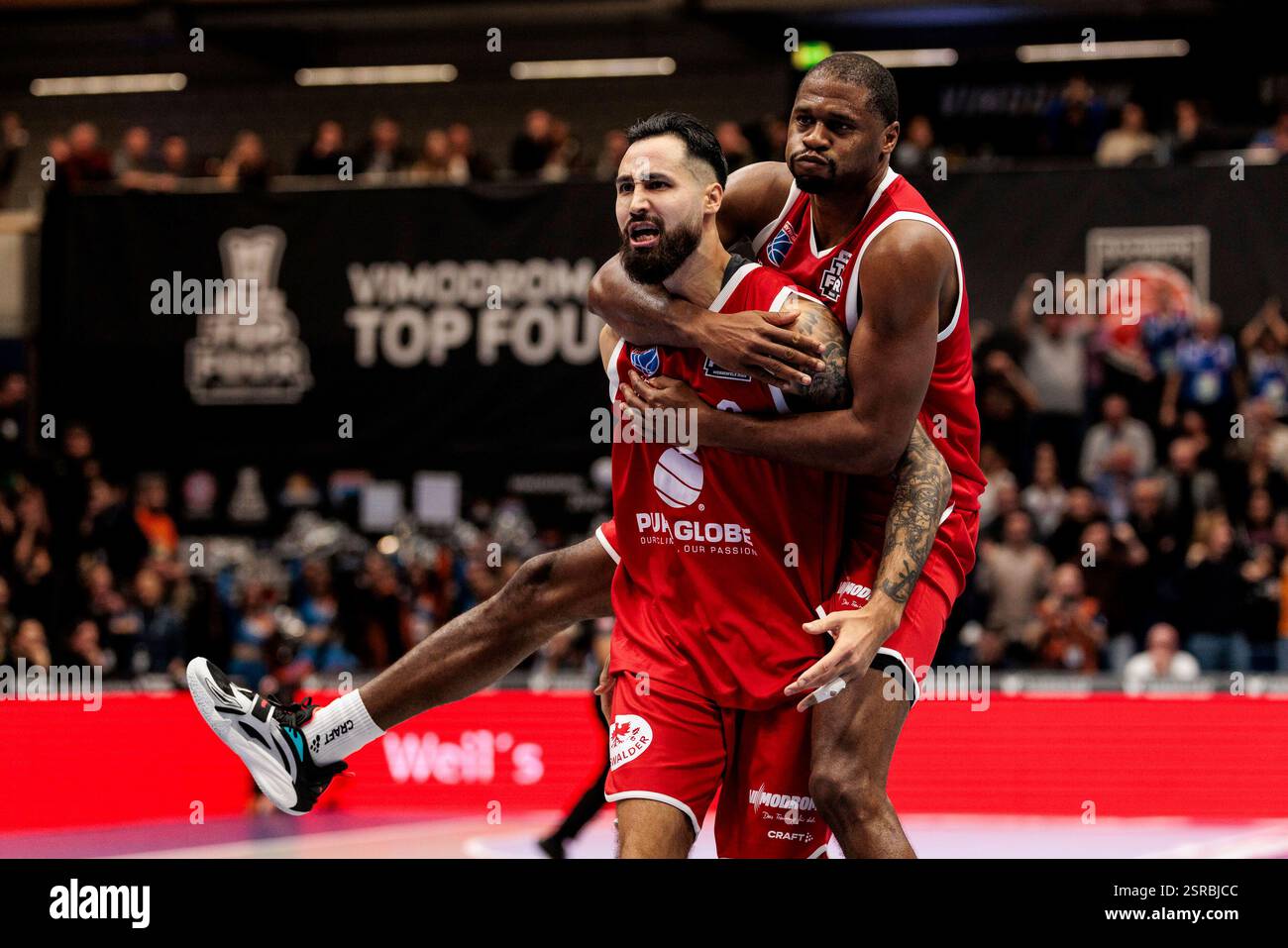 Weissenfels, Deutschland. 15th Feb, 2025. Martin Breunig (Syntainics MBC, 8) und Tyren Johnson ...