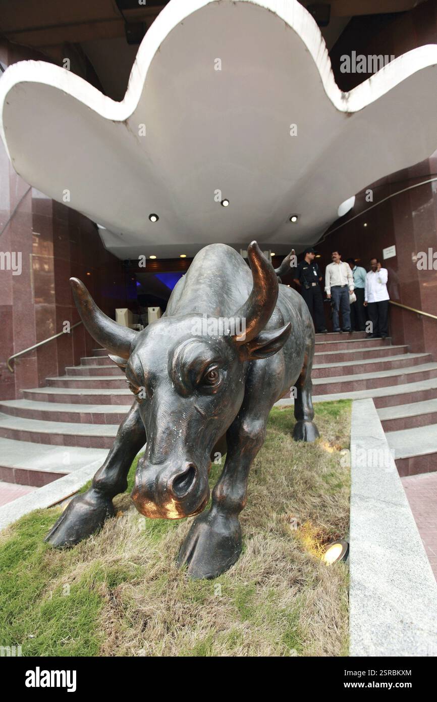 Bronze bull statue at bombay stock exchange BSE, Bombay, Mumbai ...