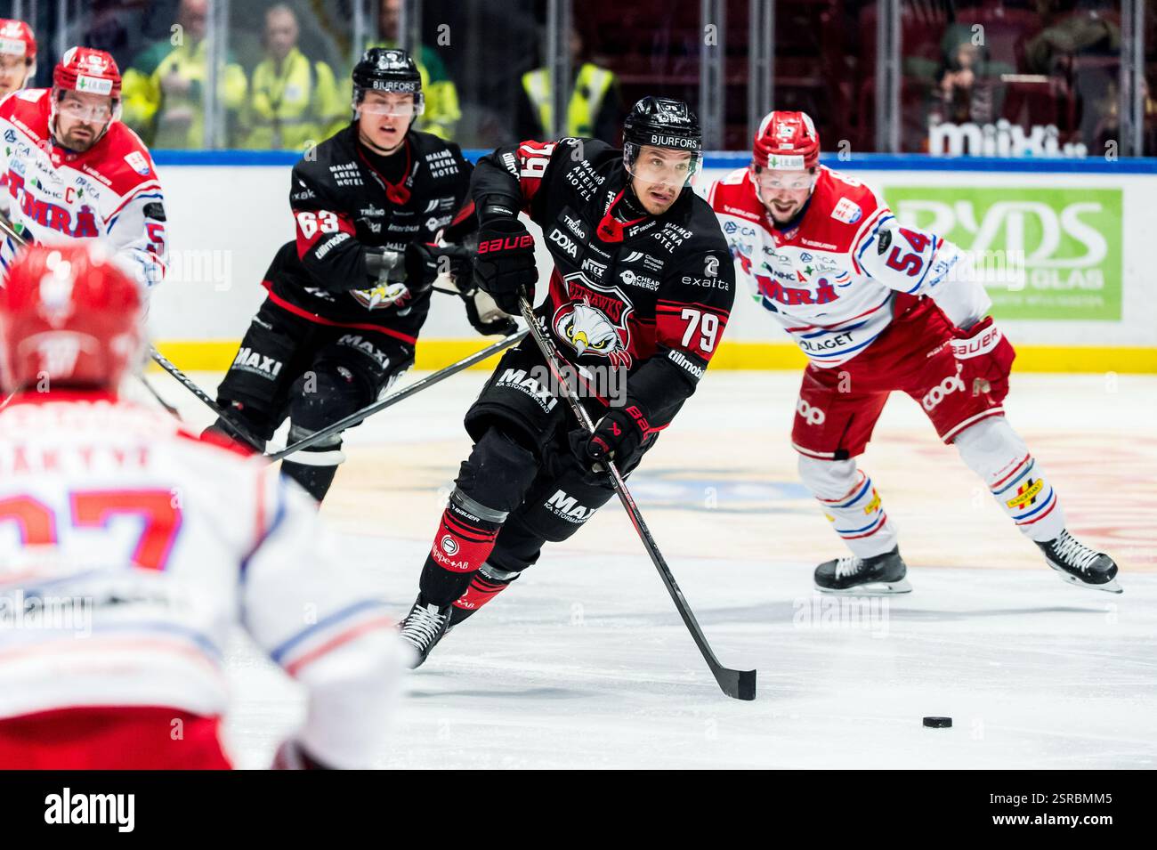250215 Malmö Redhawks Jakub Galvas och Timrås Jonathan Dahlén under ...