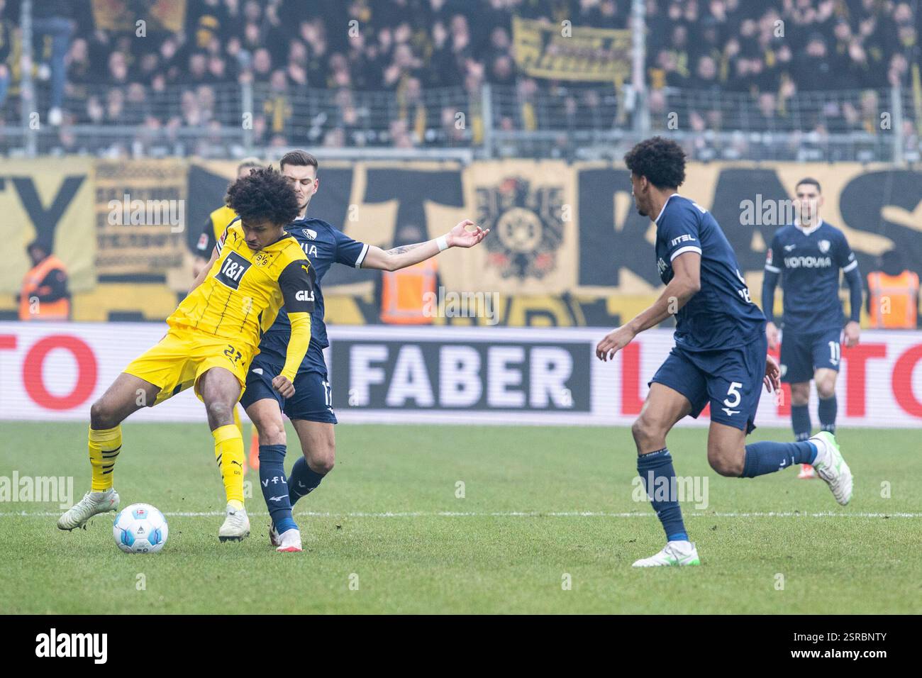 Karim Adeyemi (Borussia Dortmund, 27), Tom Krau? (VfL Bochum, 17) 1. Fu ...