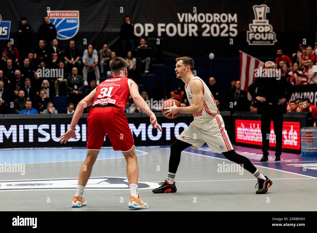 Weissenfels, Deutschland. 15th Feb, 2025. Spencer Reaves (Syntainics MBC, 31), Andreas 'Andi ...