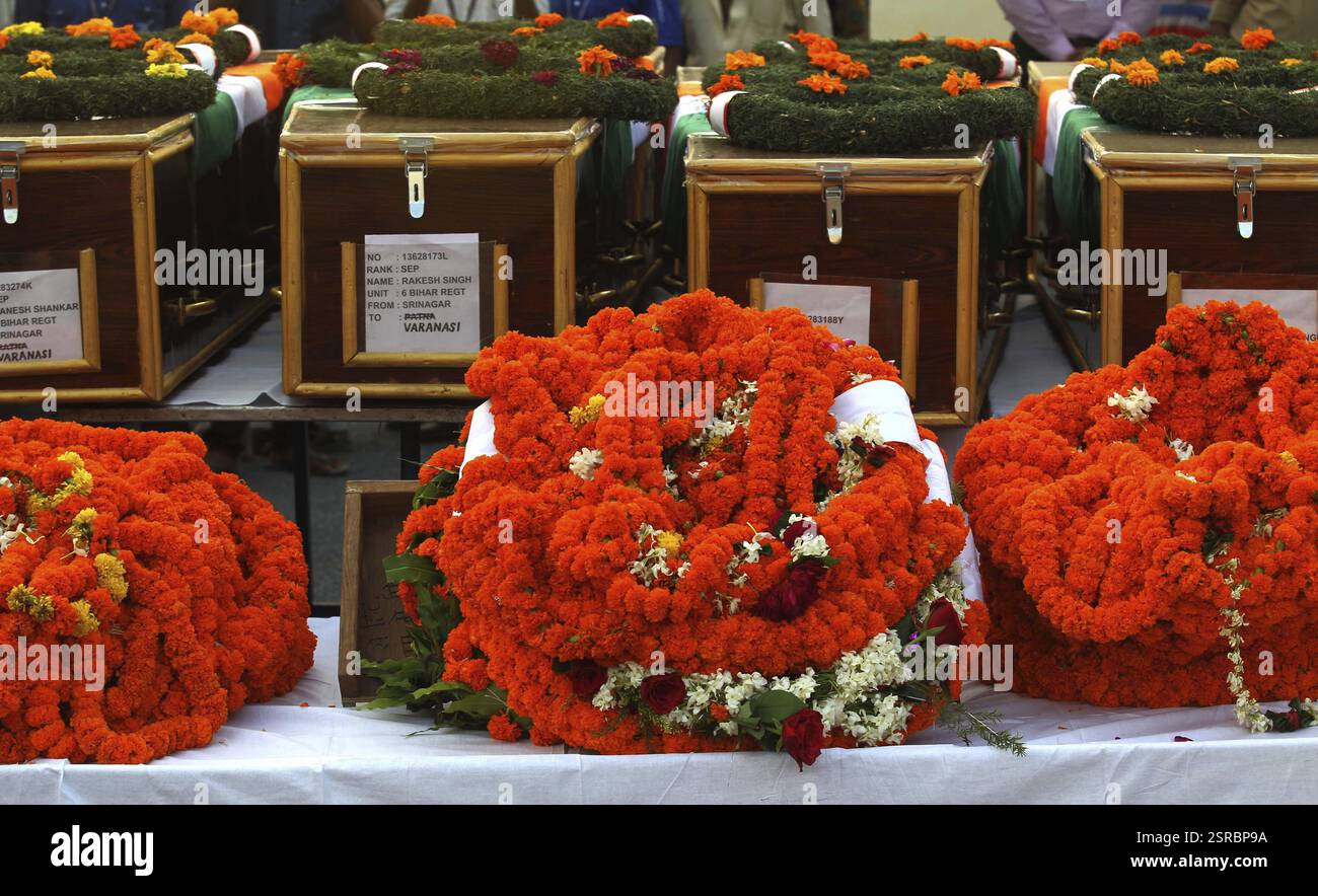 Indian army soldiers and dead bodies hi-res stock photography and ...