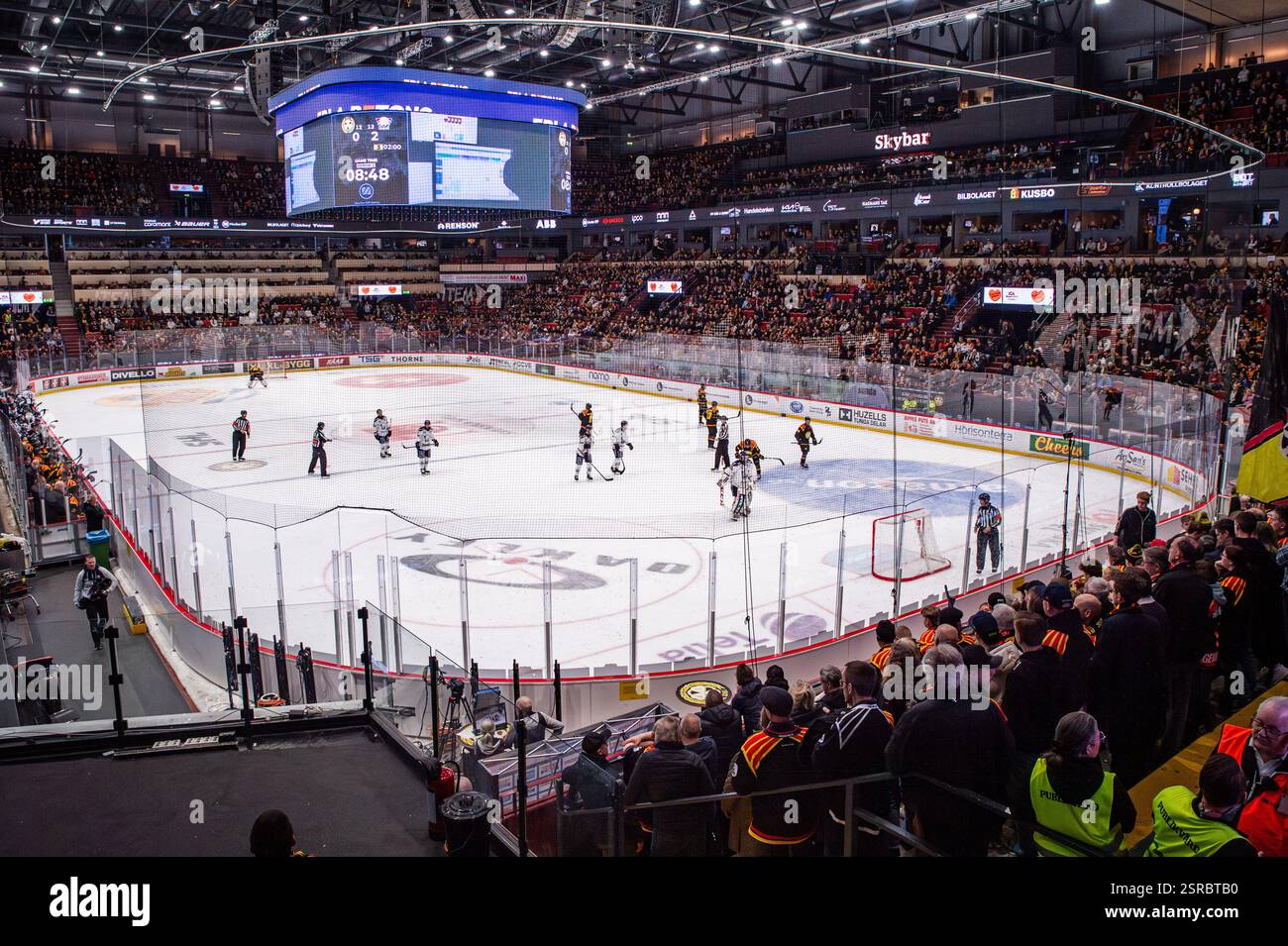 250215 Monitor ERP Arena under ishockeymatchen i SHL mellan Brynäs och ...