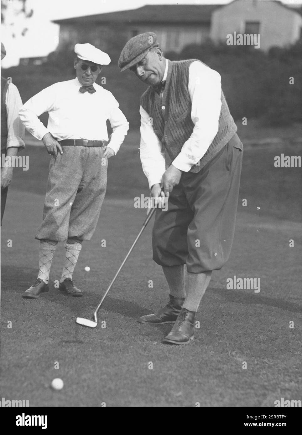 Charles Gimble from Philadelphia putting on the green others look on ...