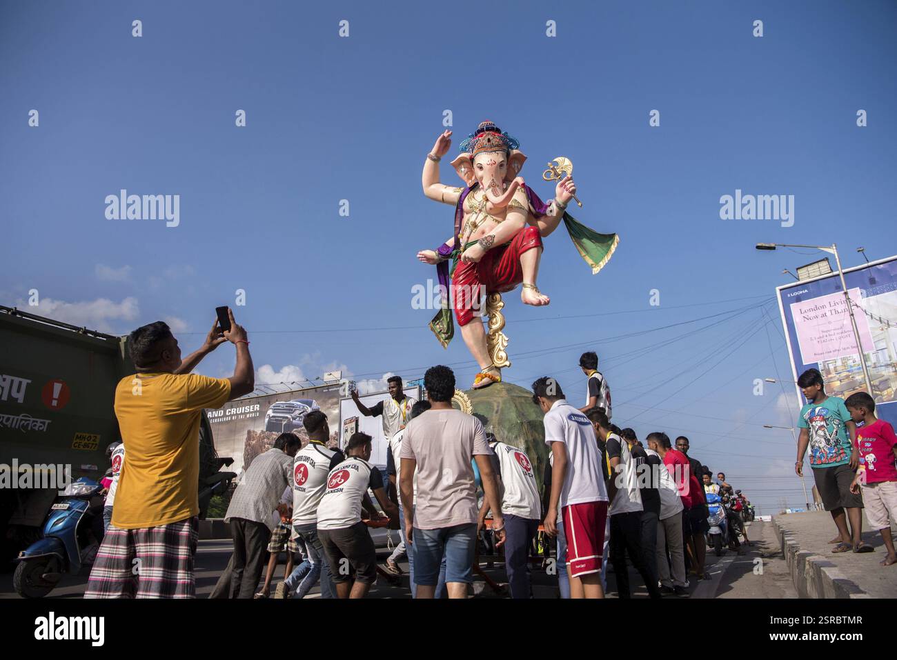 Dancing Lord Ganpati idol procession, Ganesha festival, Mumbai ...