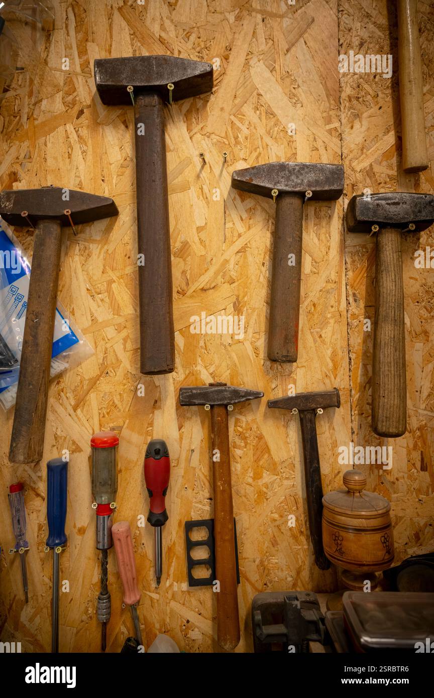 Vintage screwdriver hammer handyman hi-res stock photography and images ...