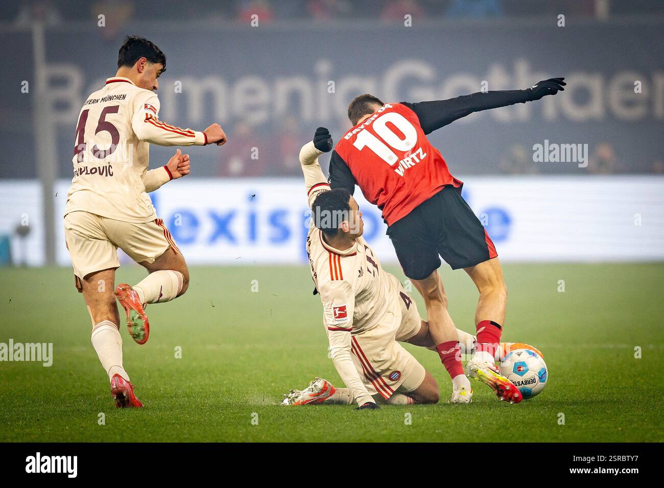 Leverkusen, Deutschland. 15th Feb, 2025. Aleksandar Pavlovic (FC Bayern M?nchen, 45) beobachtet ...