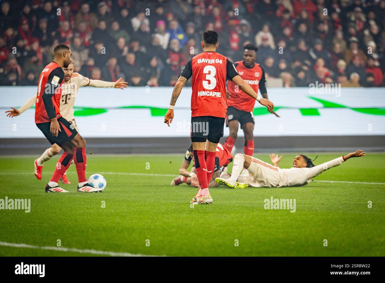 Leverkusen, Deutschland. 15th Feb, 2025. Michael Olise (FC Bayern M?nchen, 17) f?llt im ...