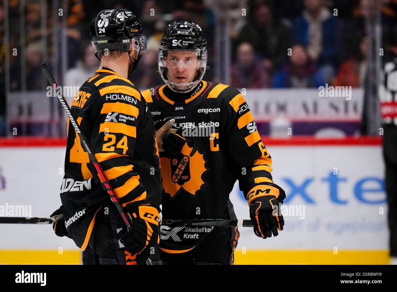 250215 Skellefteås Oscar Lindberg och Jonathan Pudas under ishockeymatchen i SHL mellan ...