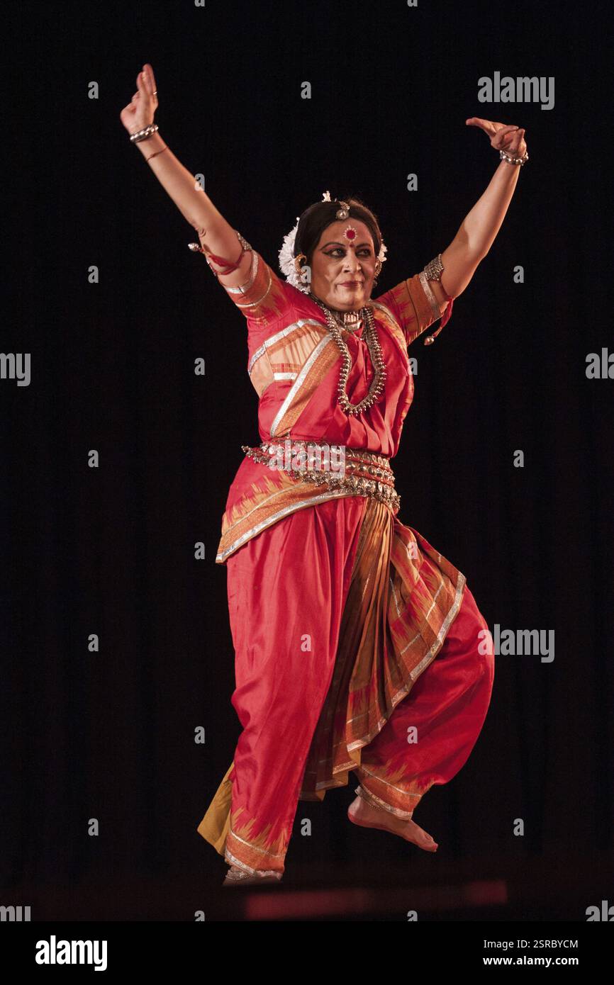 Indian classical dancer, Sonal Mansingh, Odissi dancing style ...