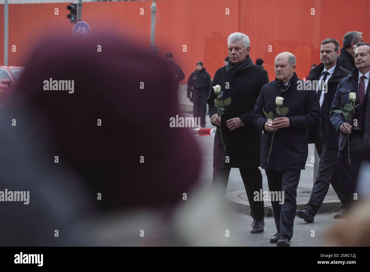 15.02.2025, Gedenken Olaf Scholz, München: Nach dem Anschlag von München kam Olaf Scholz am ...