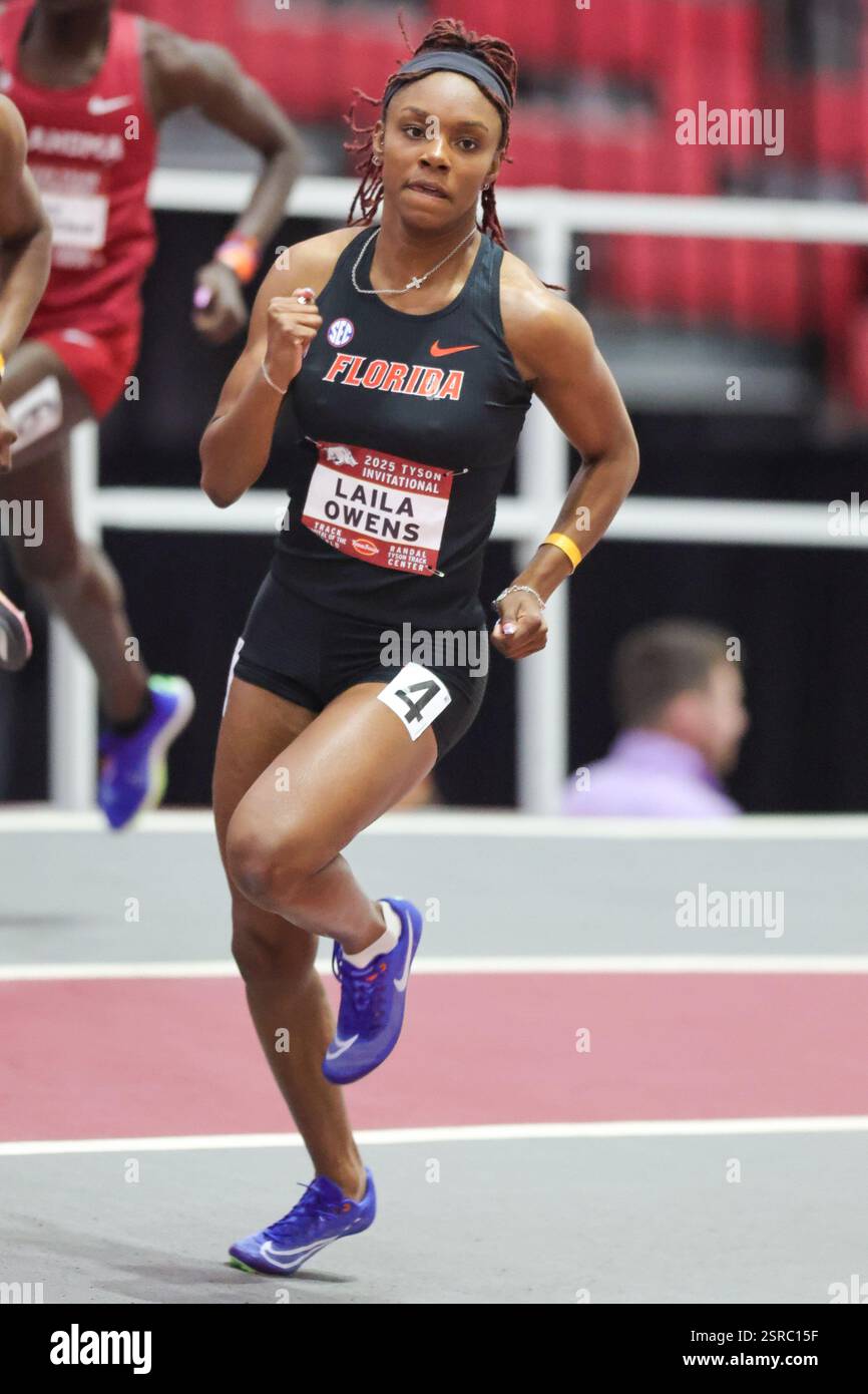 February 14, 2025: Florida Gator runner Laila Owens comes around the ...