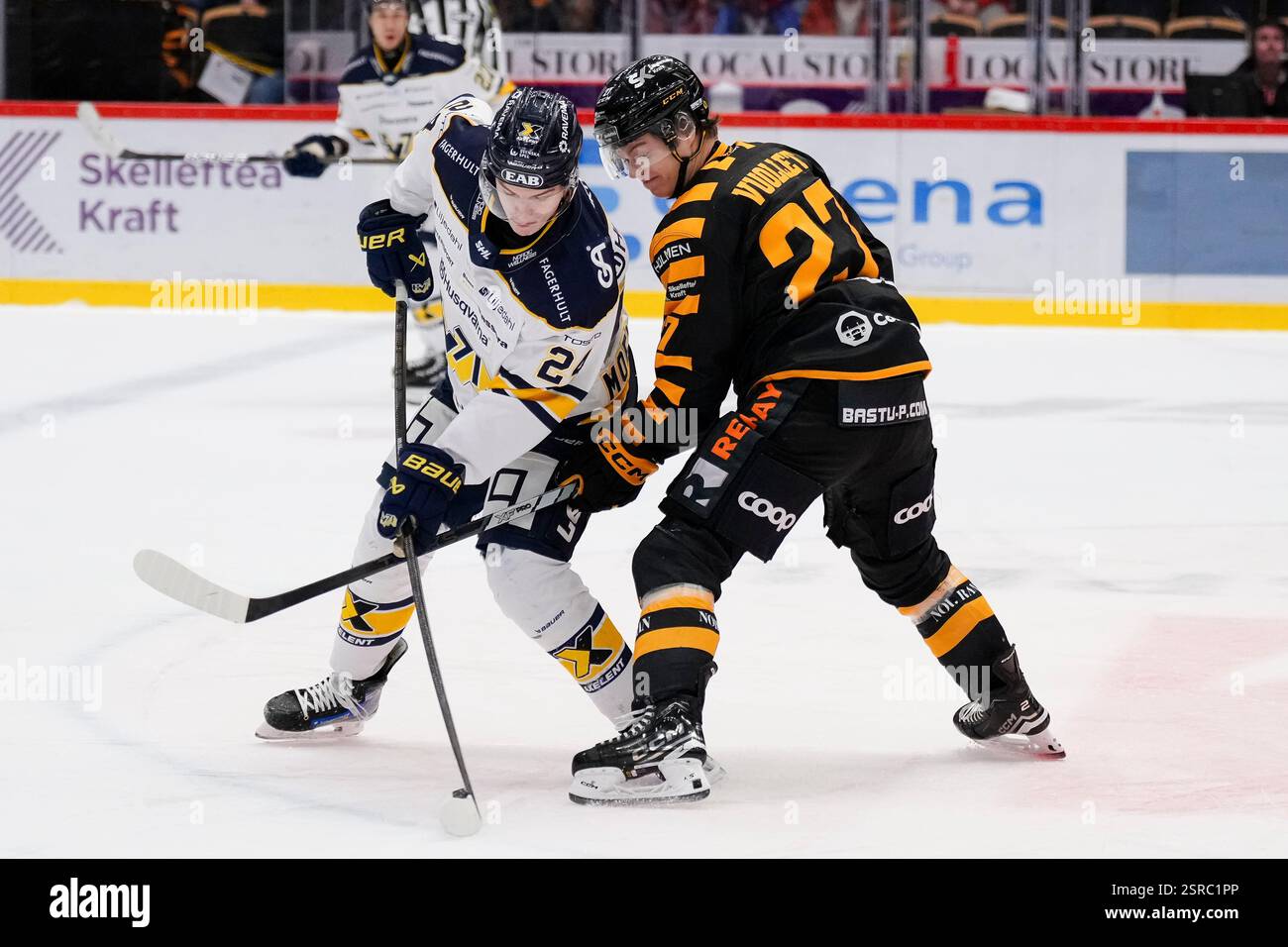 250215 HV71s Oscar Fisker Molgaard och Skellefteås Oskar Vuollet under ishockeymatchen i SHL ...