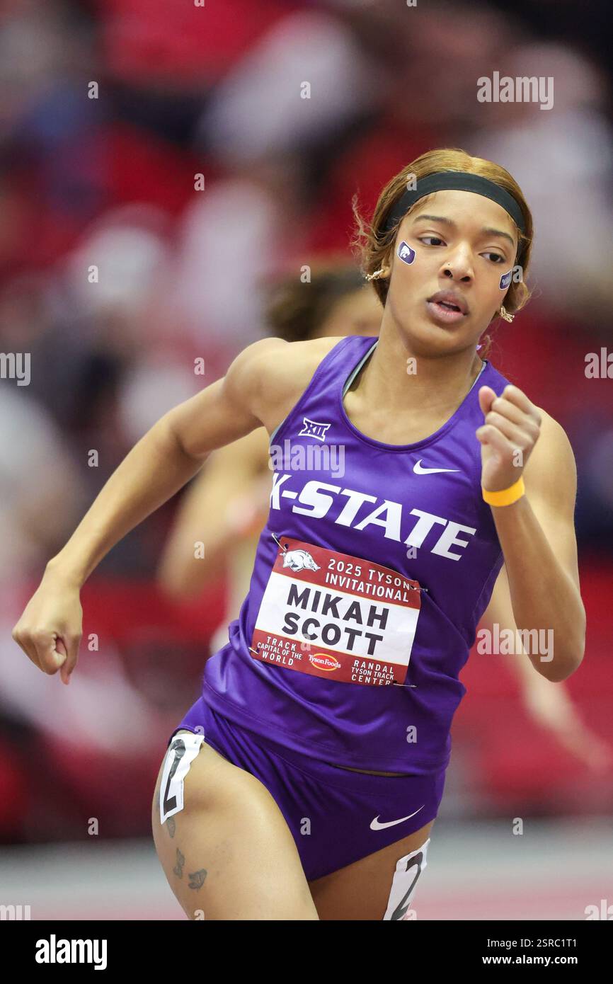February 14, 2025: Kansas State runner Mikah Scott comes around the ...